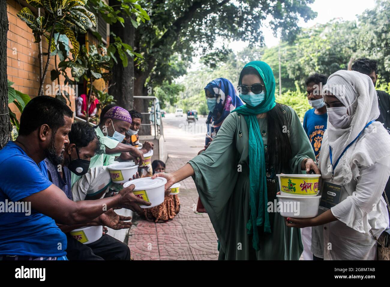 Dhaka, Bangladesh. 21st July, 2021. Actress Sadia Prova and volunteers ...