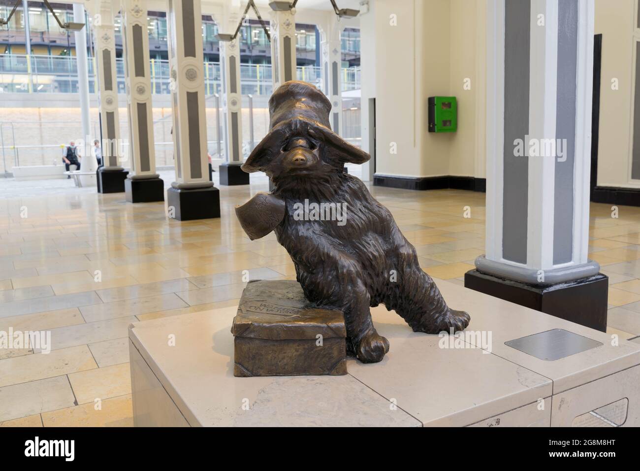 Statue paddington bear paddington railway hi-res stock photography and ...
