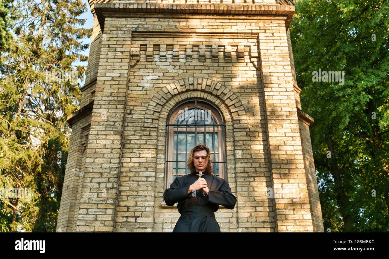 Clergy clergyman priest hi-res stock photography and images - Alamy