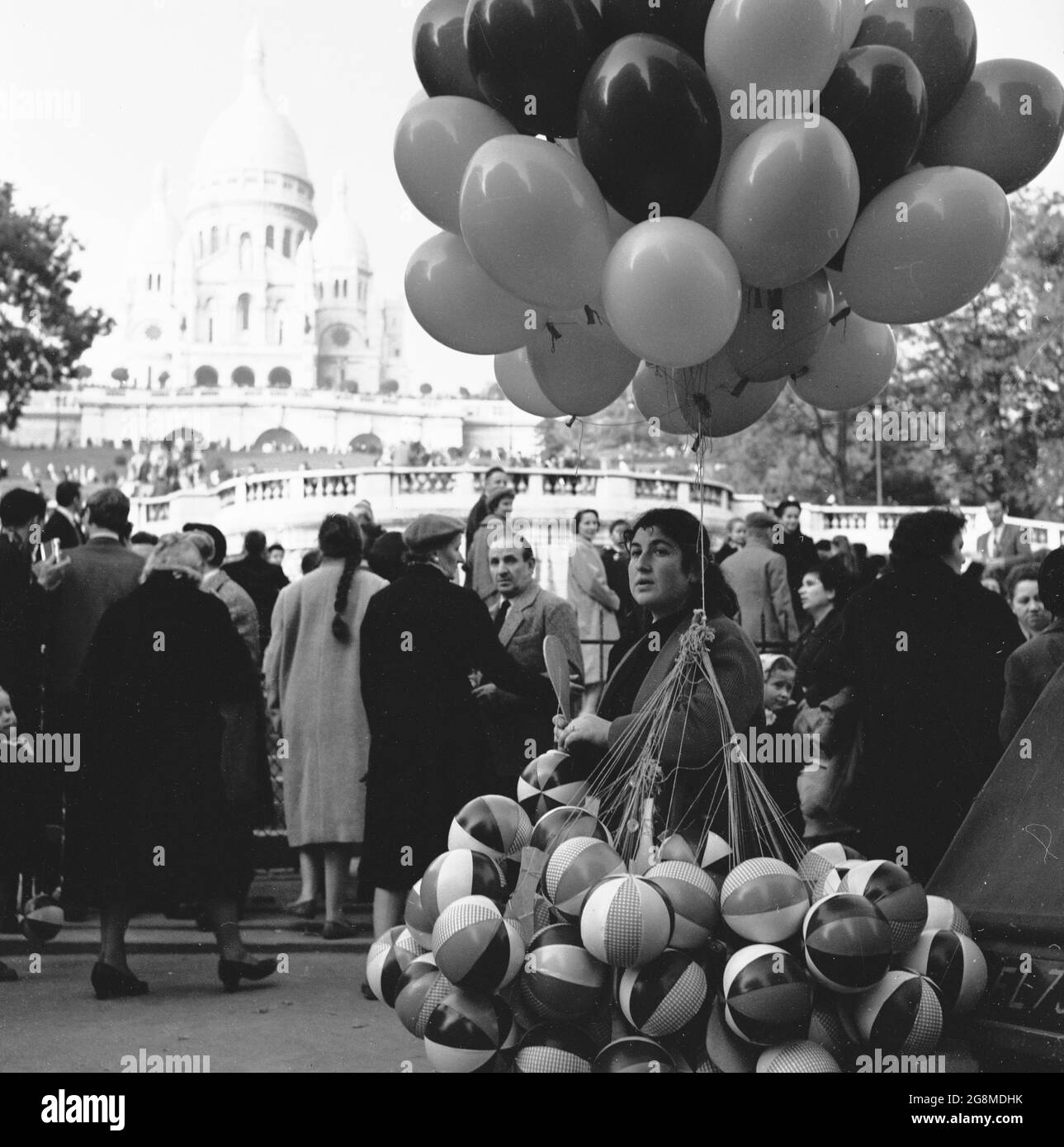 Balloon b w hi-res stock photography and images - Alamy