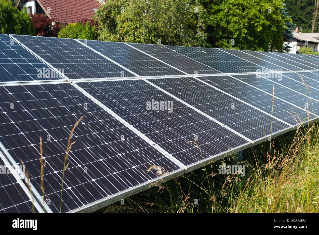 Solar panels on meadow hi-res stock photography and images - Alamy