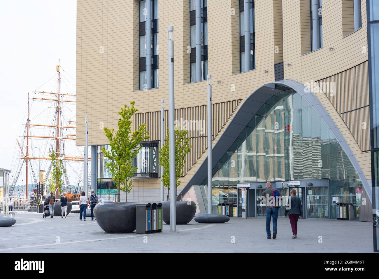 Dundee railway station and captain scotts rrs discovery ship so hi-res ...
