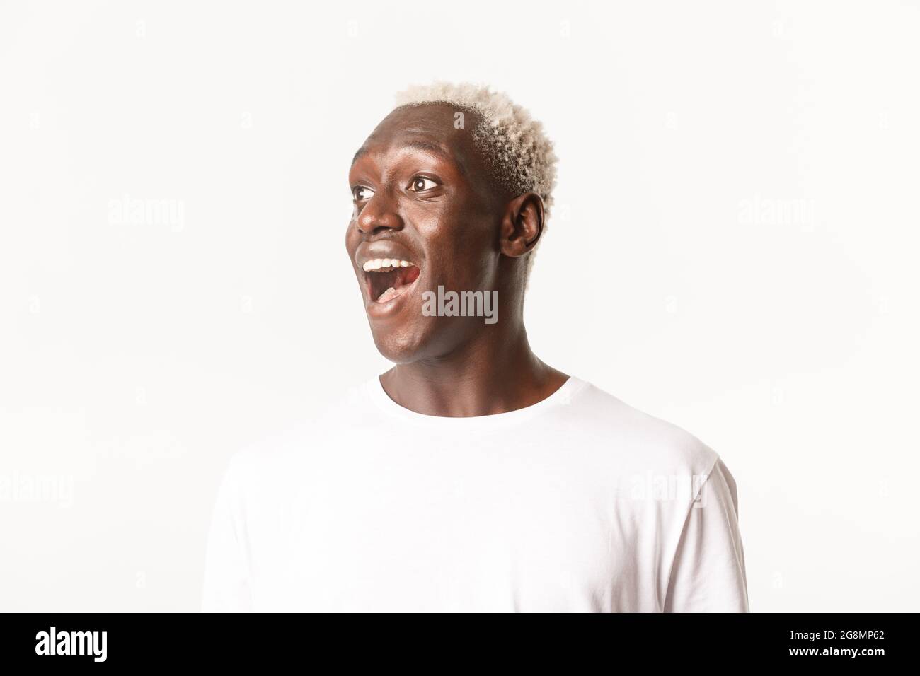 Close-up of surprised and amazed handsome african-american blond man ...