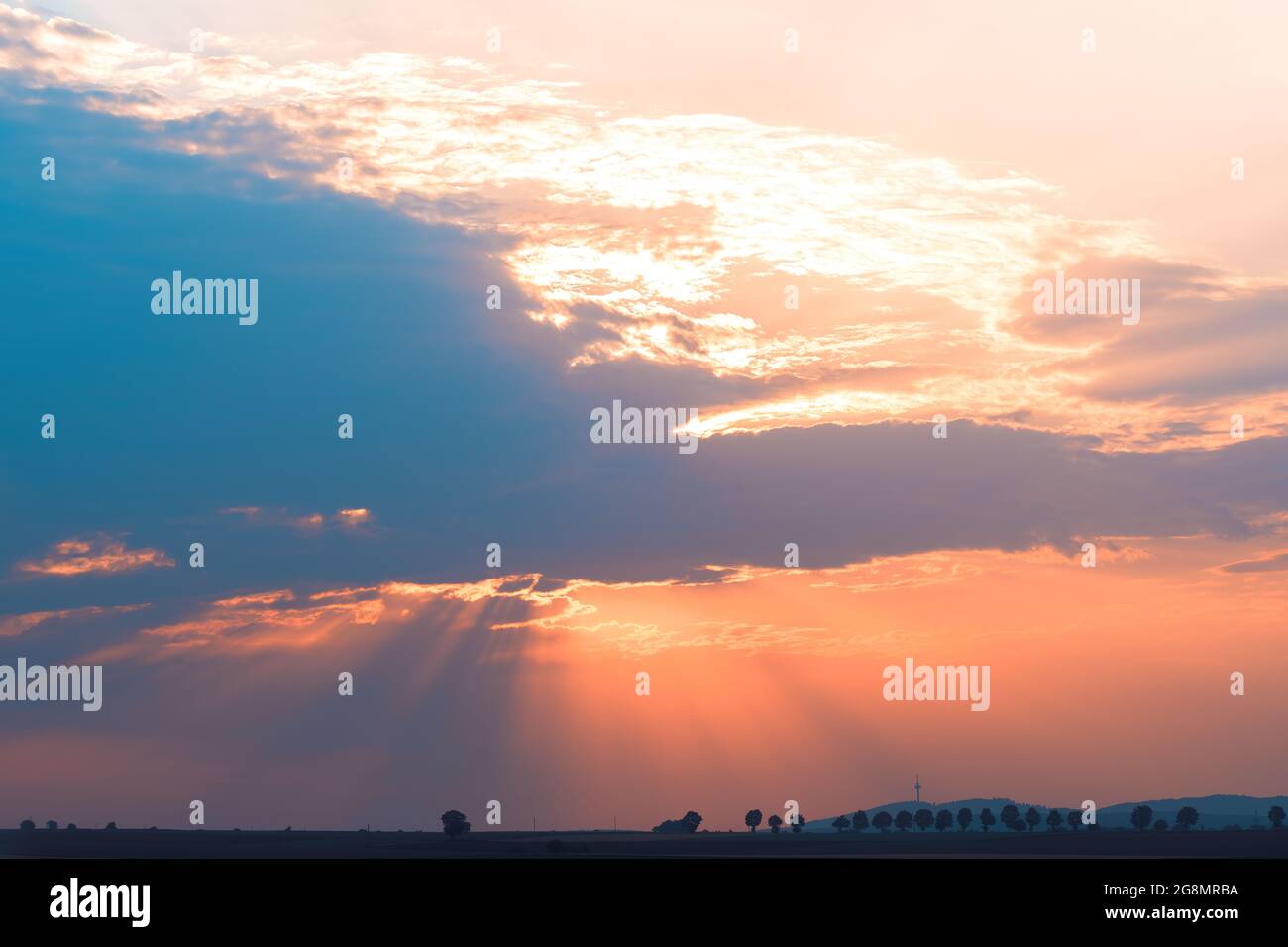 Sunbeam cloud ray sunset hi-res stock photography and images - Alamy