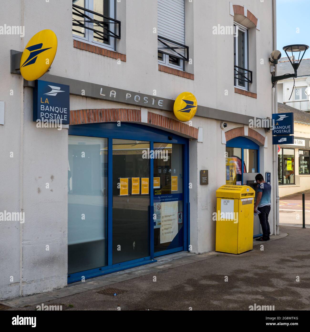 Postal service building hi-res stock photography and images - Alamy