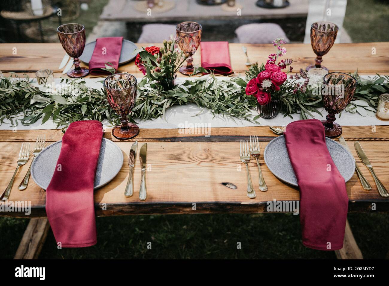 wedding table decorations in a red vintage style Stock Photo - Alamy