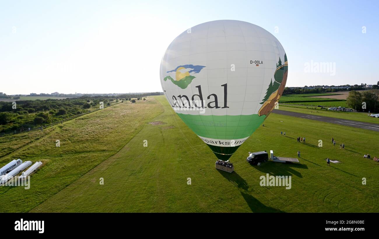 Largest hot air balloon hi-res stock photography and images - Alamy