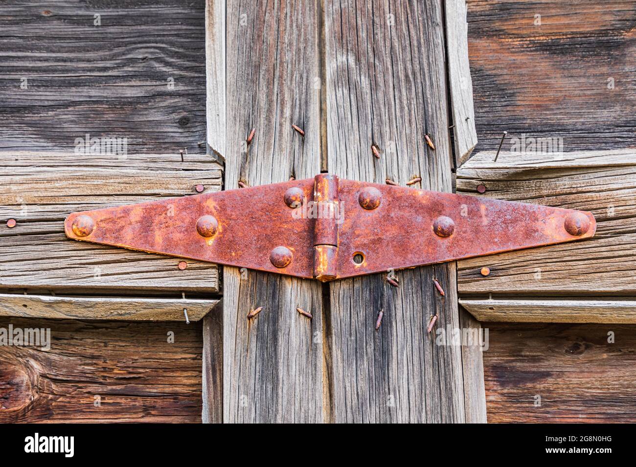 Rusted hinge hi-res stock photography and images - Alamy