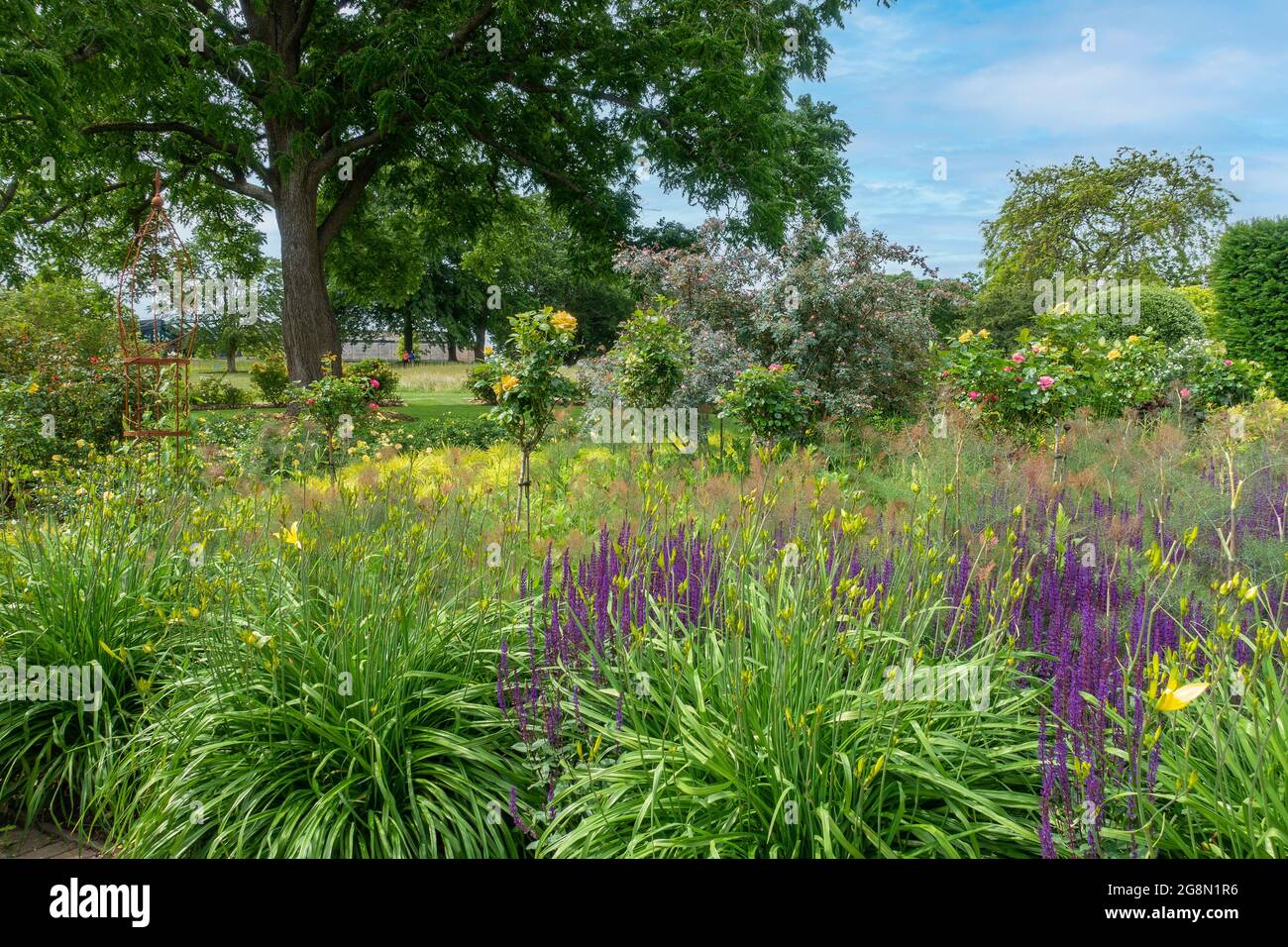 Mixed flower border hi-res stock photography and images - Alamy