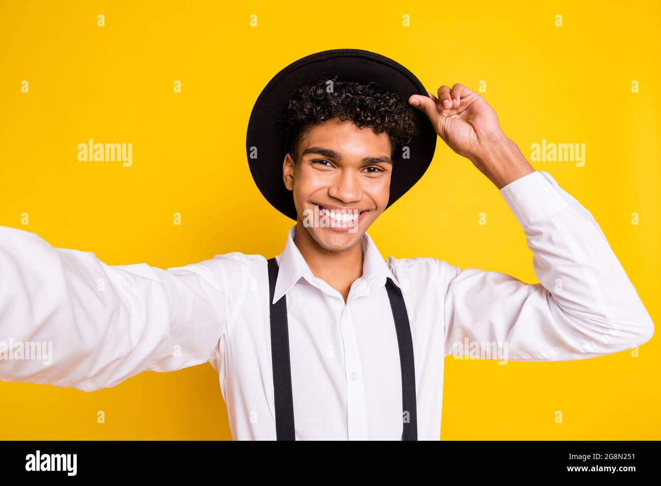 Photo portrait of african american guy taking selfie holding hat ...