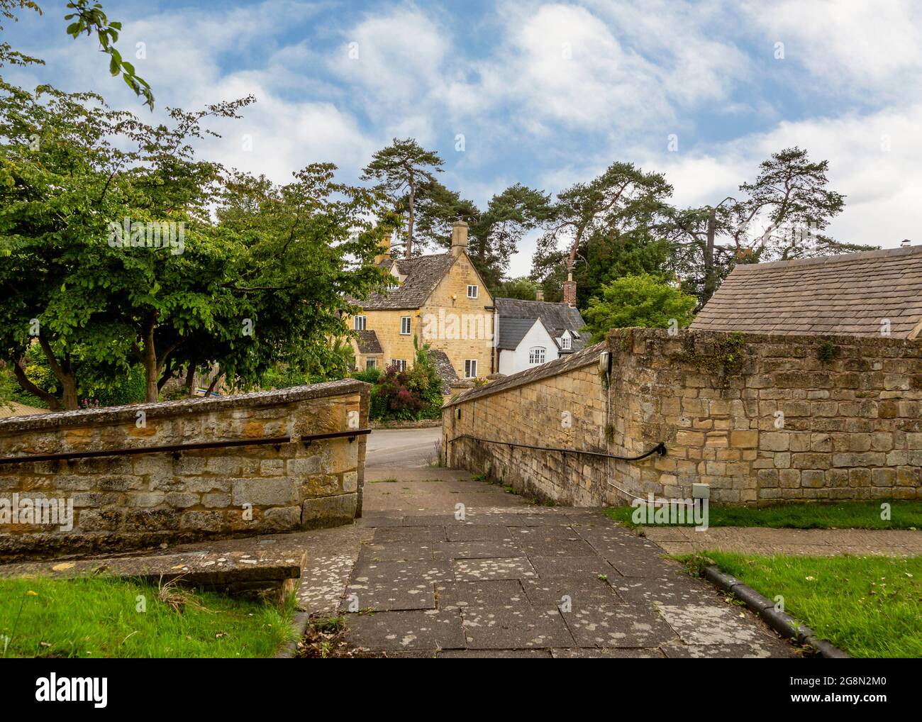 St. Lawrence Church in the Gloucestershire village of Mickleton Stock ...