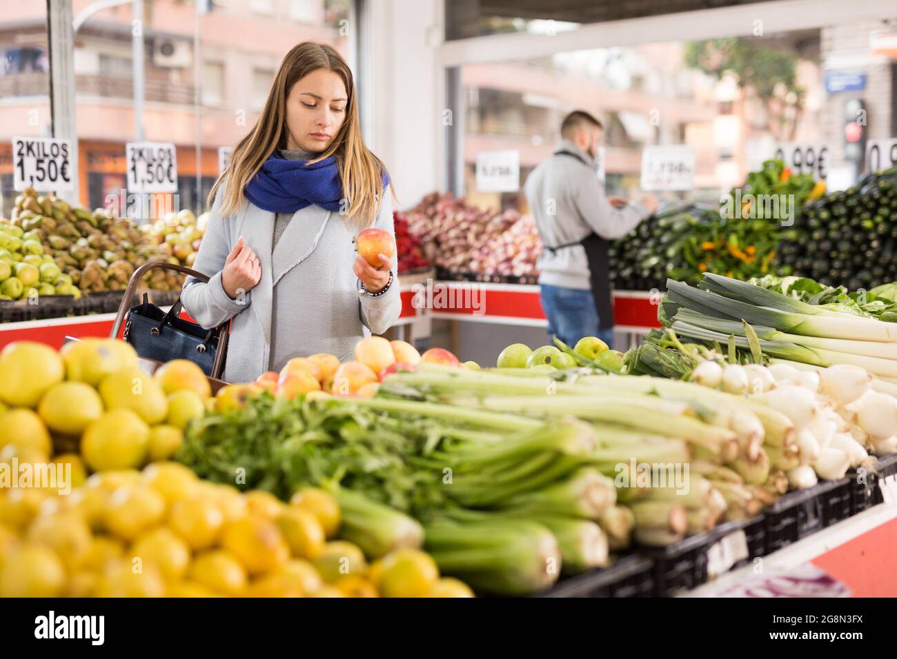 Choosing the apples hi-res stock photography and images - Alamy