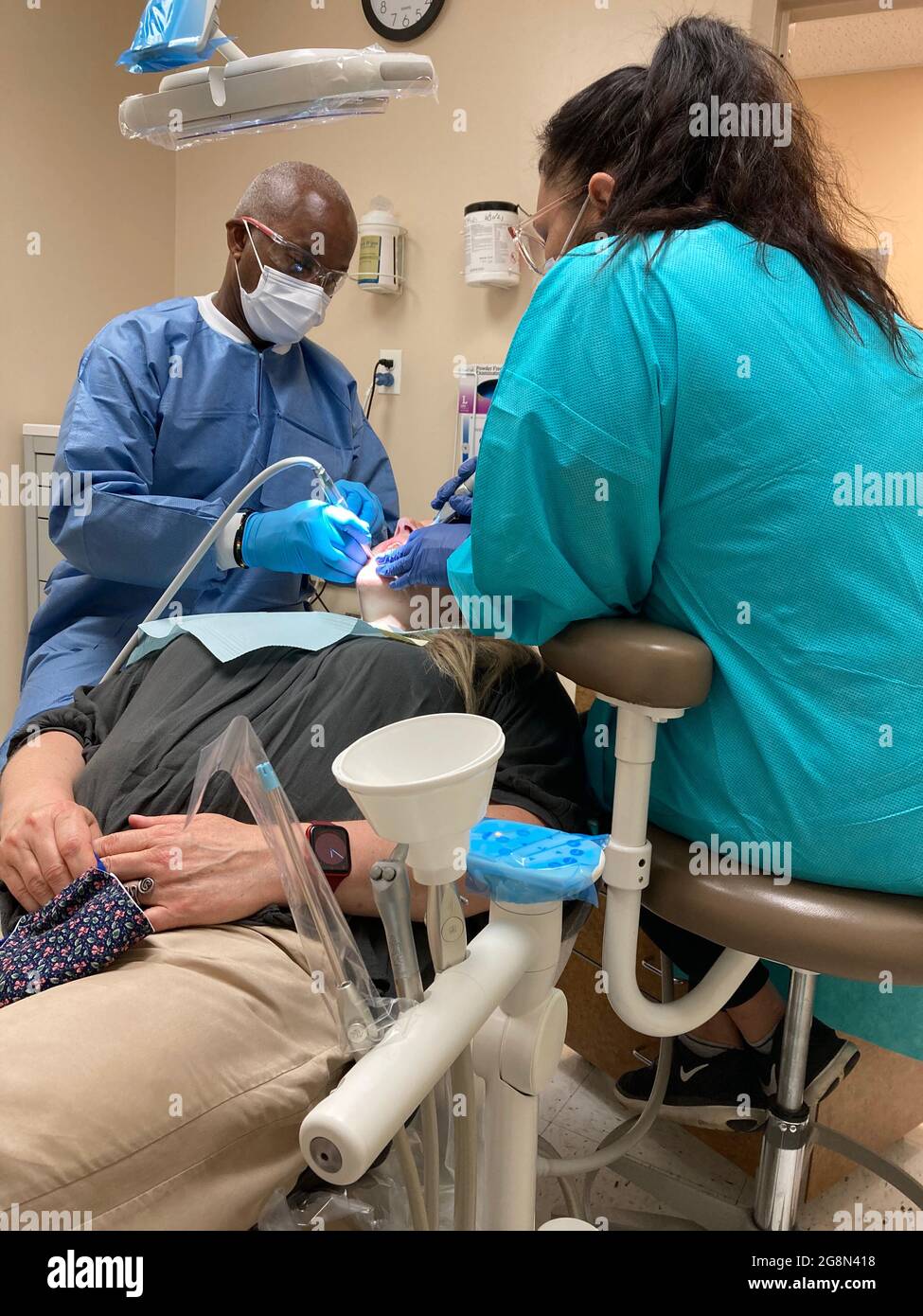 Dentist filling patients tooth hi-res stock photography and images - Alamy