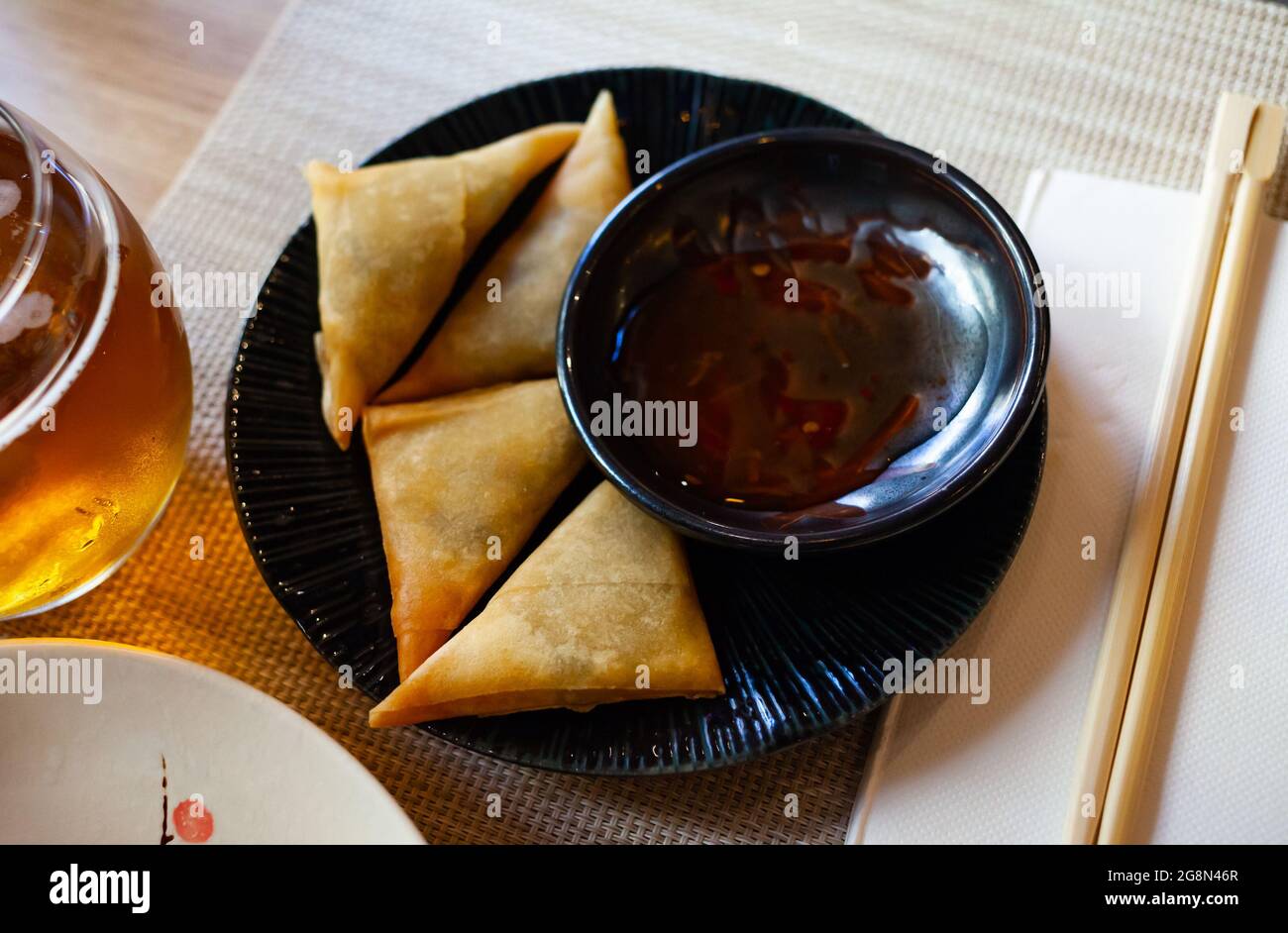 Samosas with filling of curry leaves Stock Photo - Alamy
