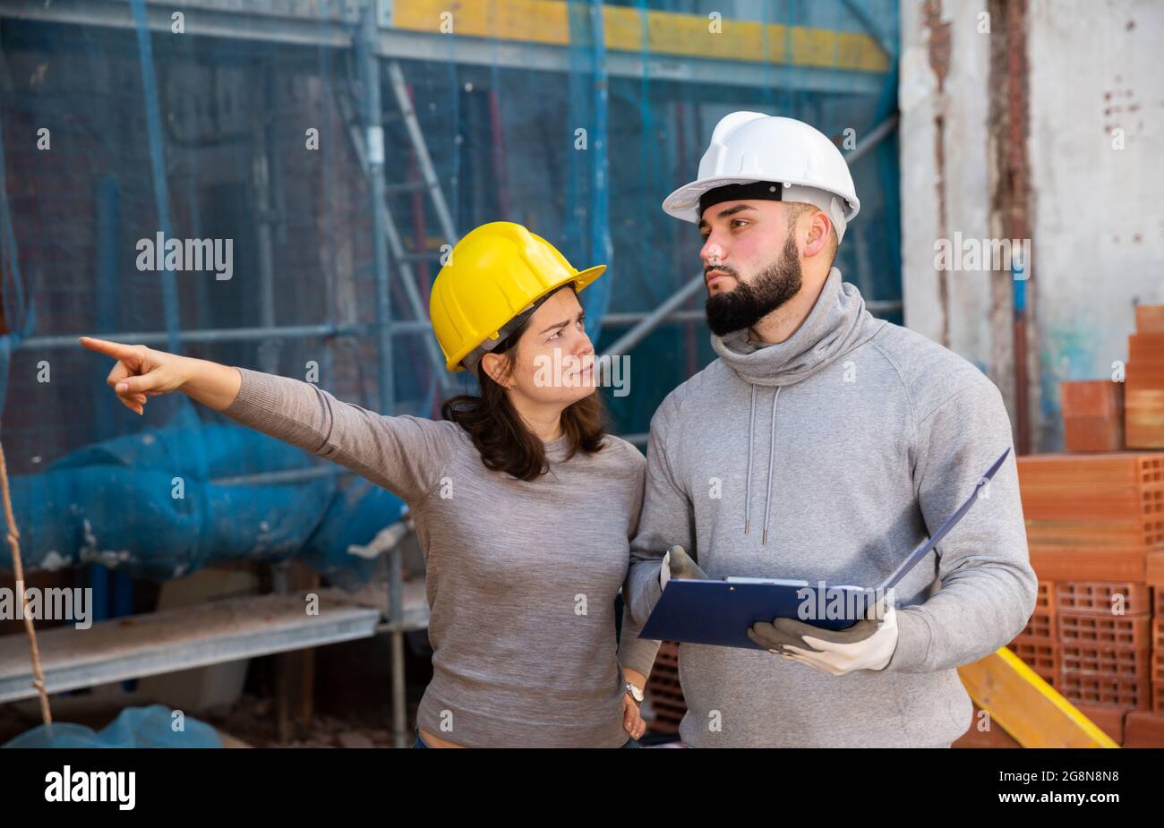 Architect and contractor discussing construction plan Stock Photo - Alamy