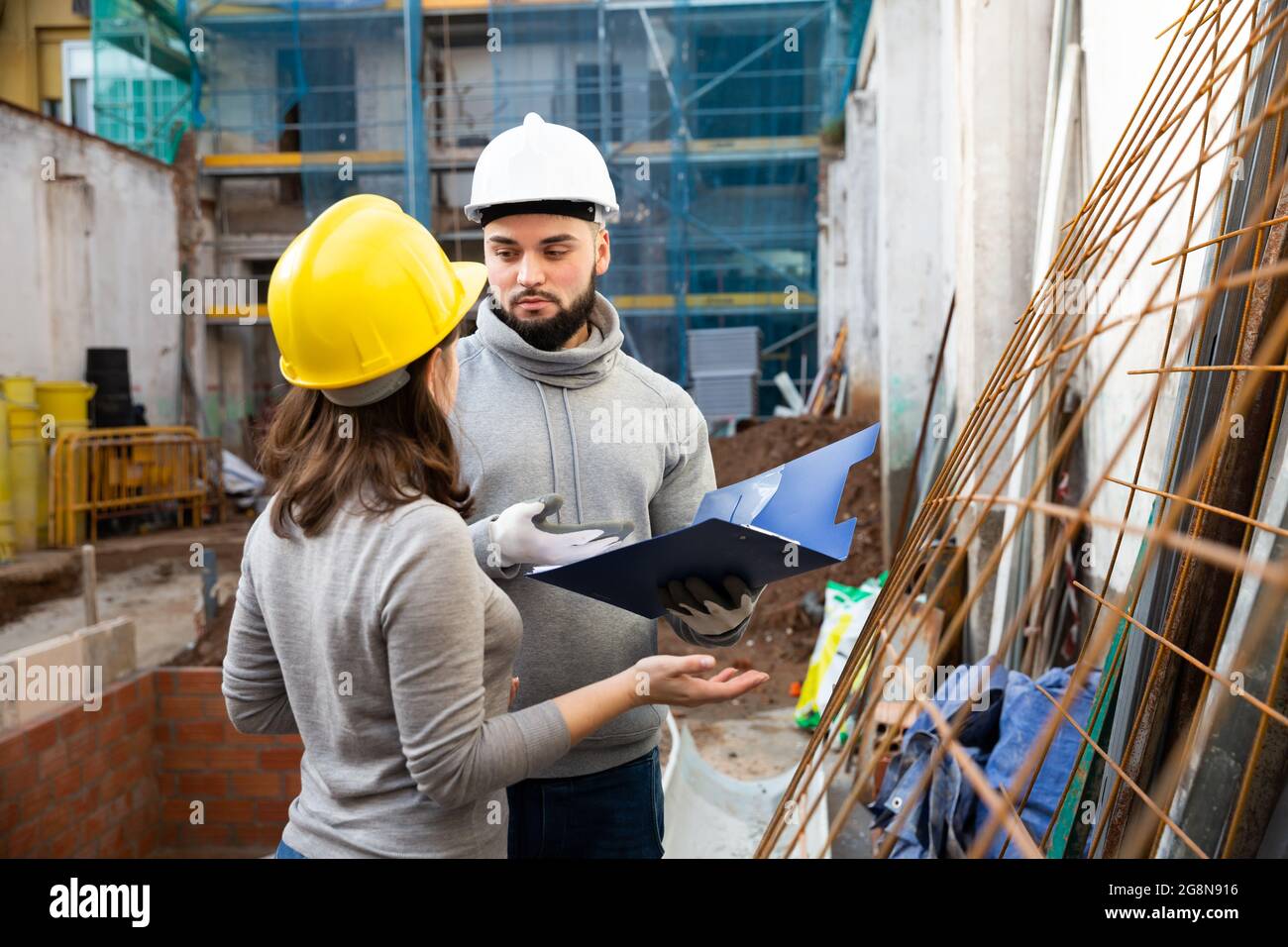 Architect and contractor discussing construction plan Stock Photo - Alamy
