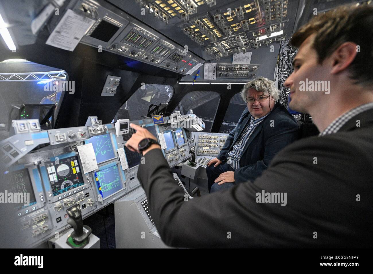 Space shuttle atlantis cockpit hi-res stock photography and images - Alamy