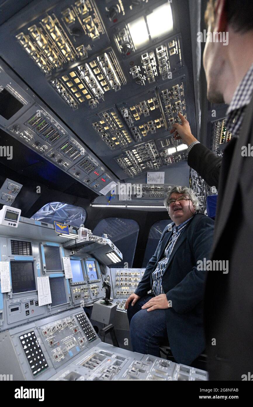 Space shuttle atlantis cockpit hi-res stock photography and images - Alamy