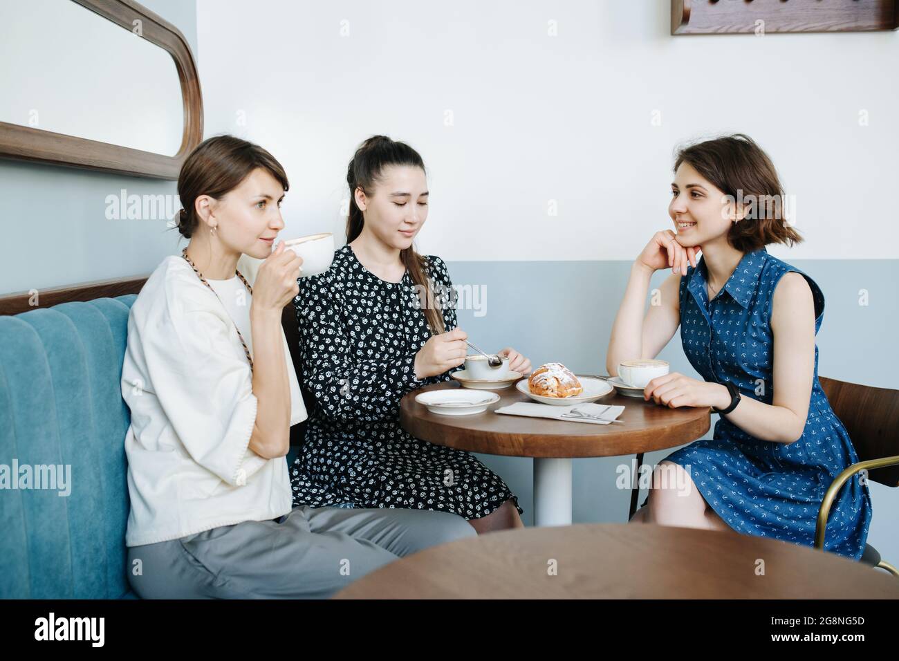 Young woman in her 20s wearing a summer dress hi-res stock photography ...