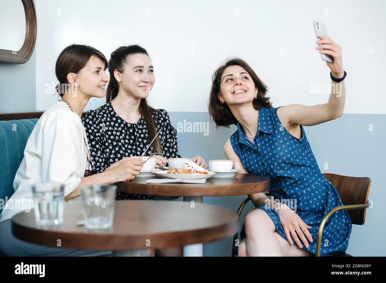 Group people sitting round table hi-res stock photography and images ...
