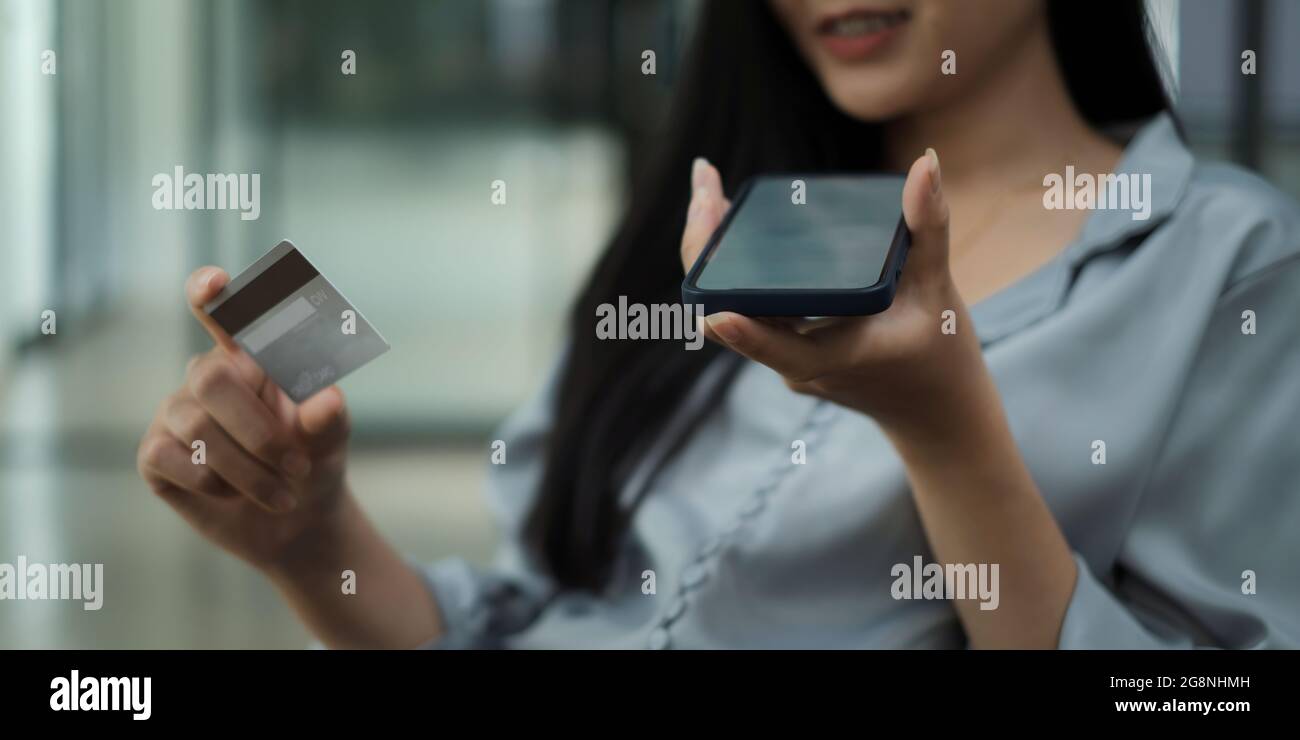 Hands holding smartphone blank screen and credit card Stock Photo - Alamy