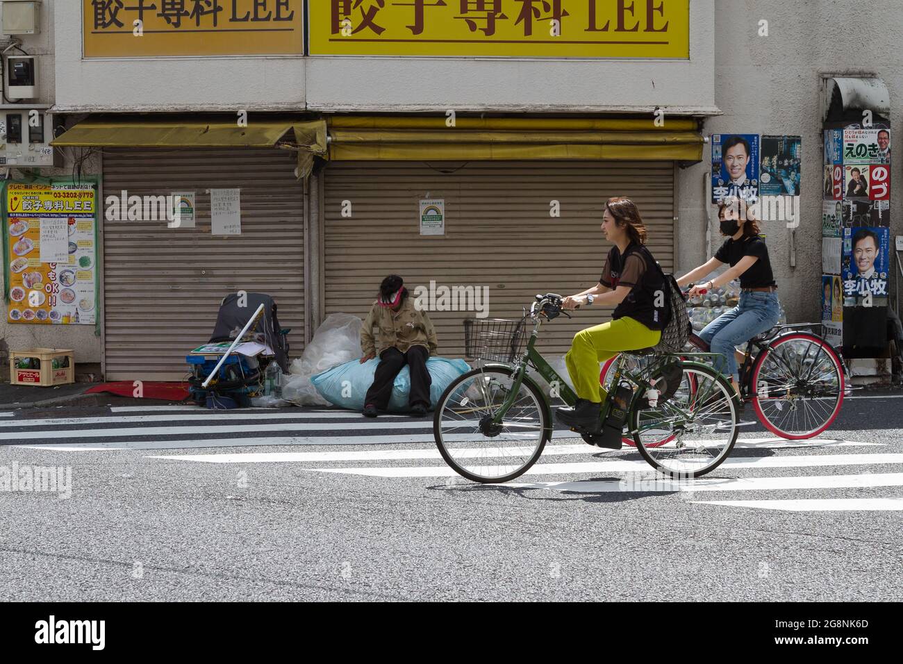 Homeless japanese recycling hi-res stock photography and images - Alamy