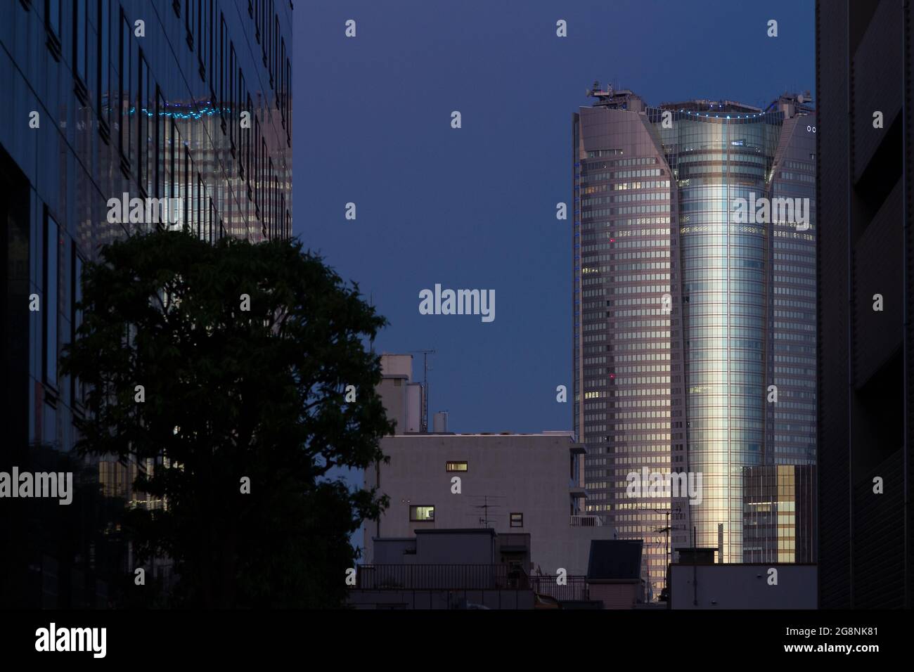 Roppongi Hills tower at dusk, Roppongi, Tokyo, Japan Stock Photo - Alamy