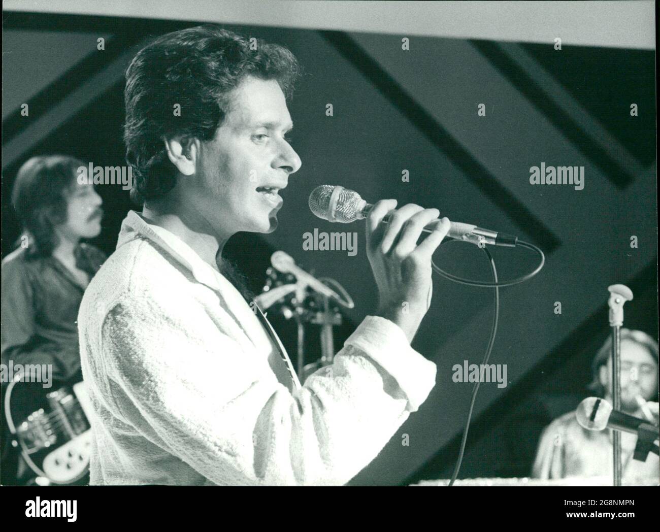 Ein Bild des Musikers Tamas Hacki bei einem Auftritt mit seinem ...