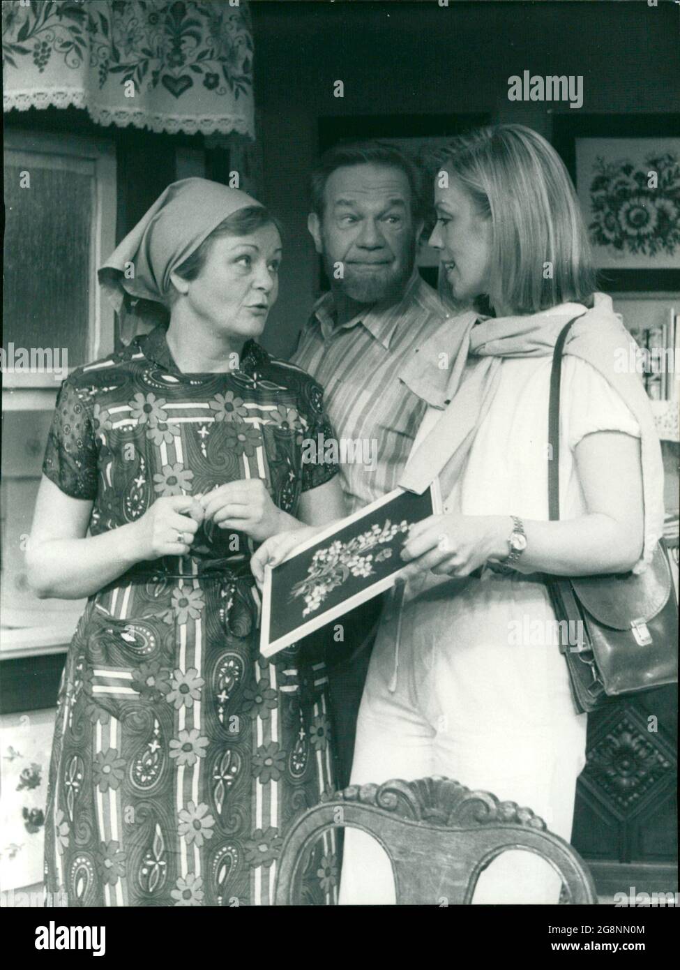 Die Reporterin Almuth Bommert (Heidi Mahler r.) ist sehr interessiert ...