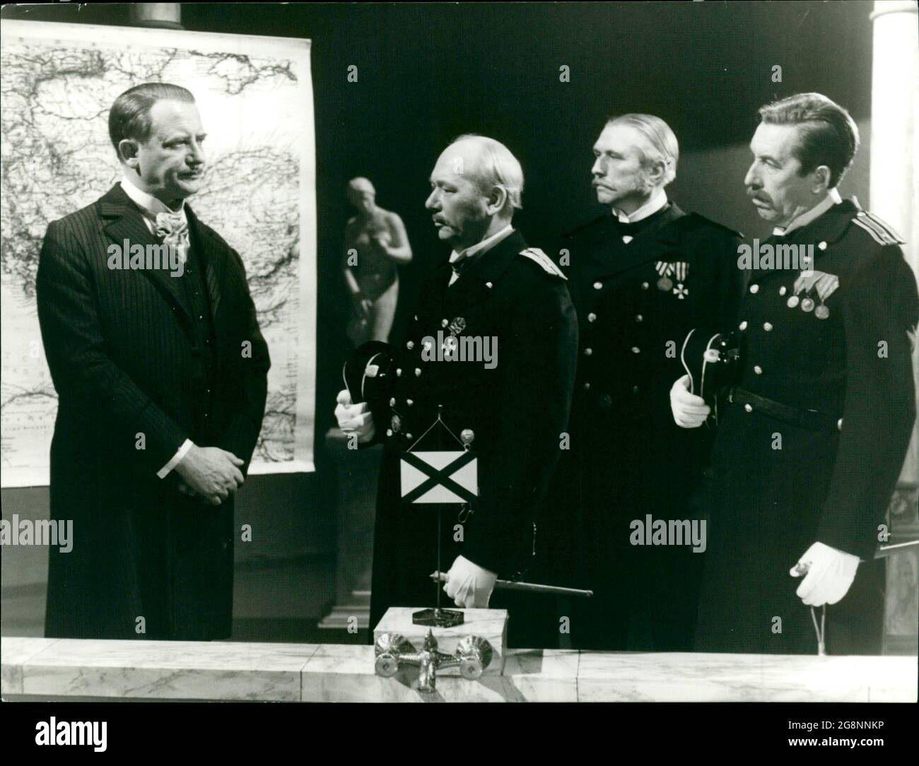 Zaharoff (Richard Münch, l.) ging als Vertreter der Waffenfabrik ...