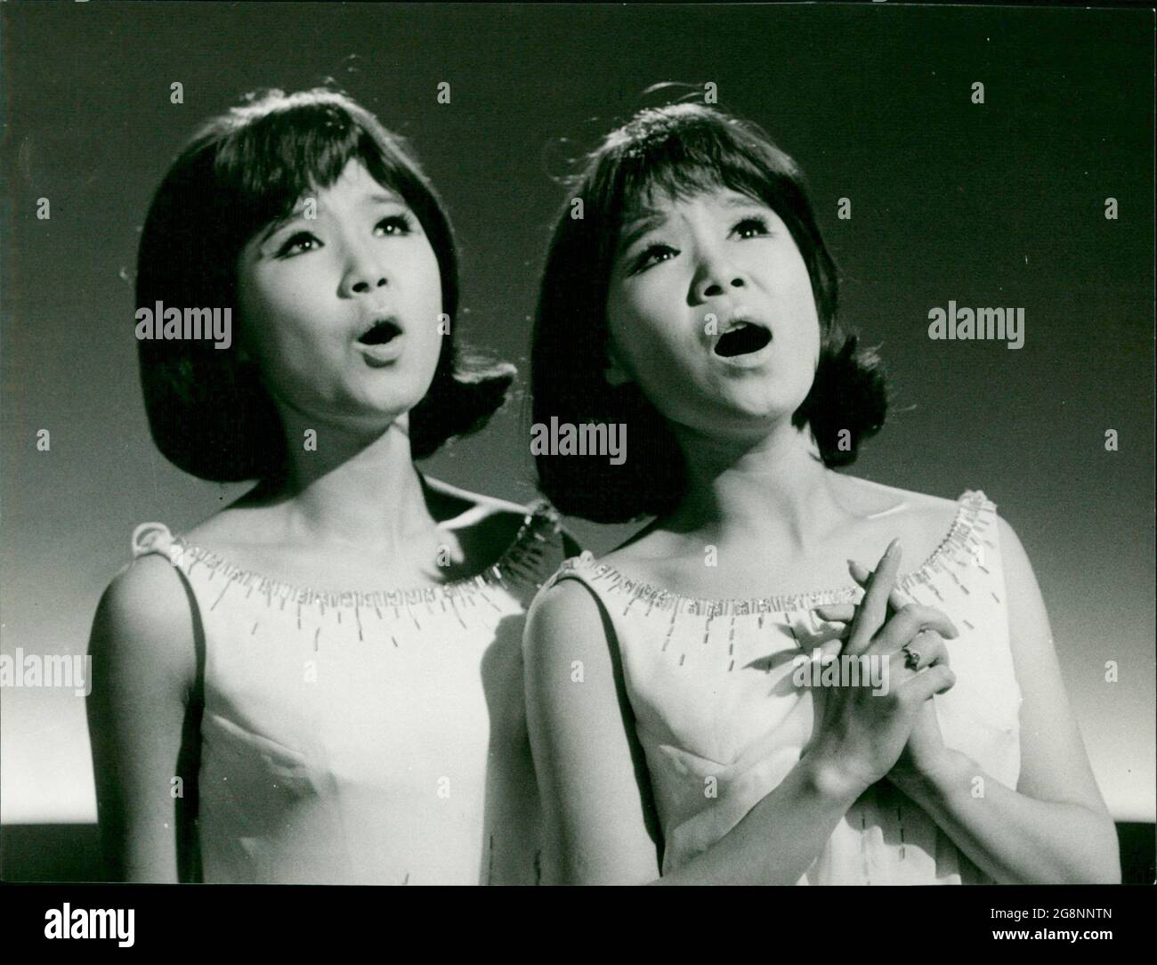 Die Abbildung zeigt das Gesangs-Duo "The Peanuts", bestehend aus Emi ...