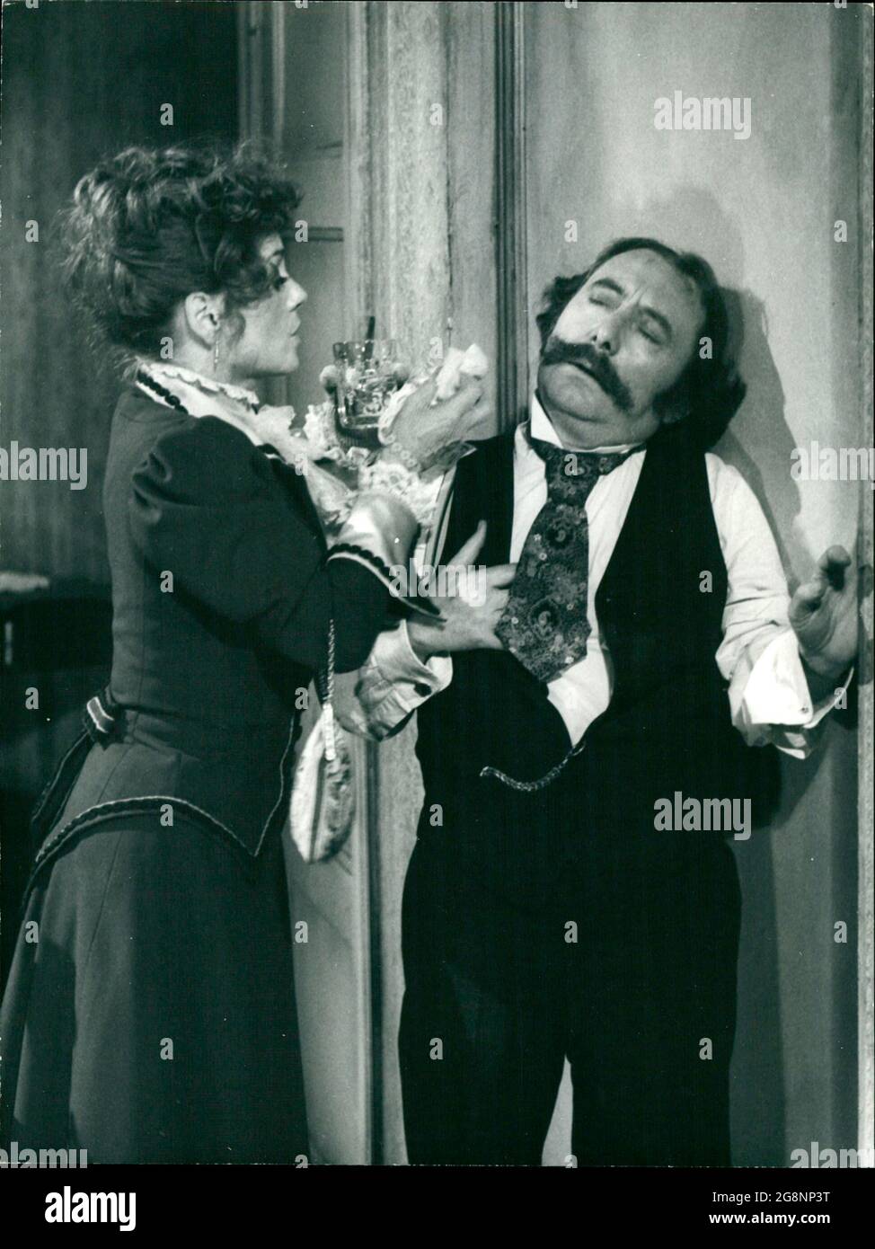 Marcelle Paillardin (Gaby Gasser) bringt den völlig erschöpften Pinglet ...