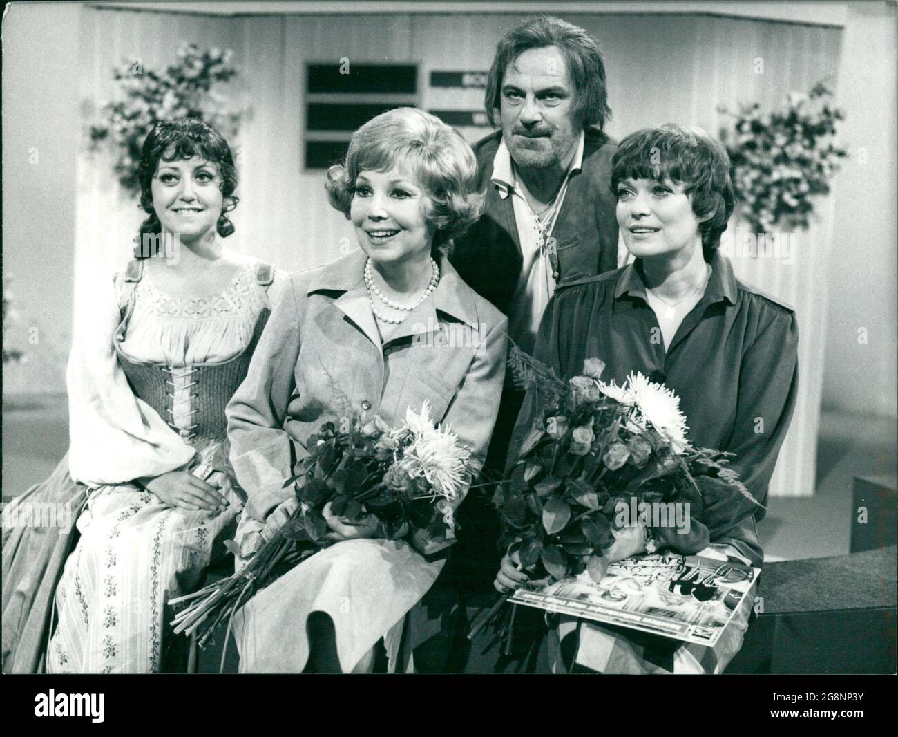 Spaß mit Musik: Elfie von Kalkreuth (r.) stellt Anneliese Rothenberger ...