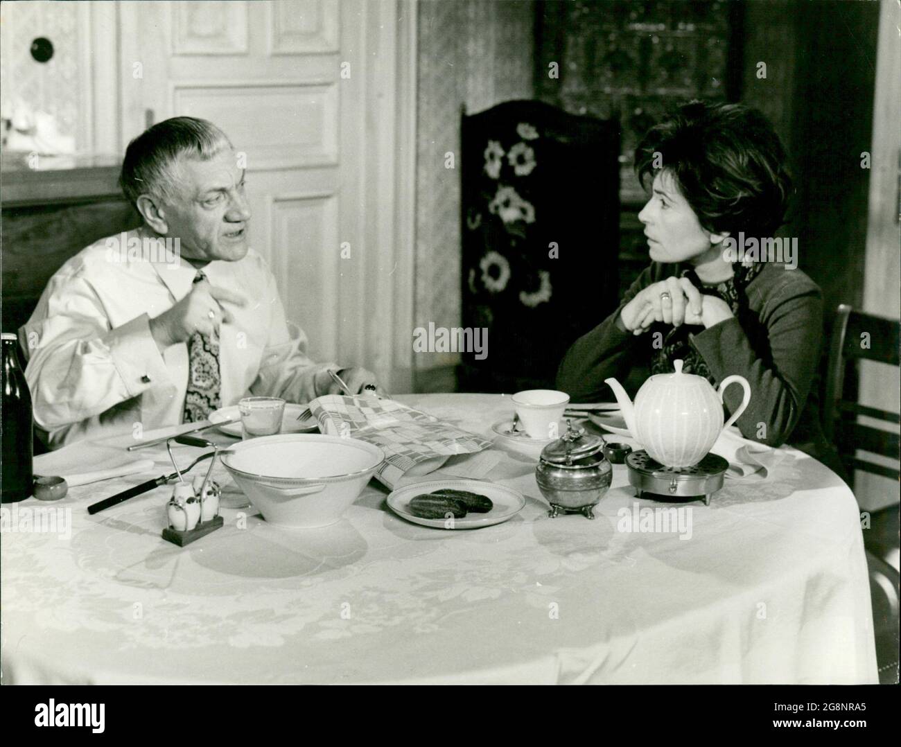 Kurt Scholz (Joseph Offenbach) verbringt seine Abende allzu oft bei ...