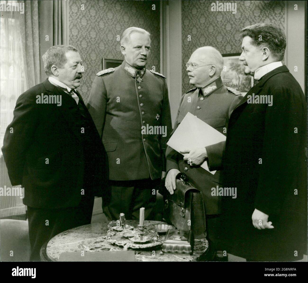 General von Lüttwitz (Richard Münch) und General von Oldenhausen ...