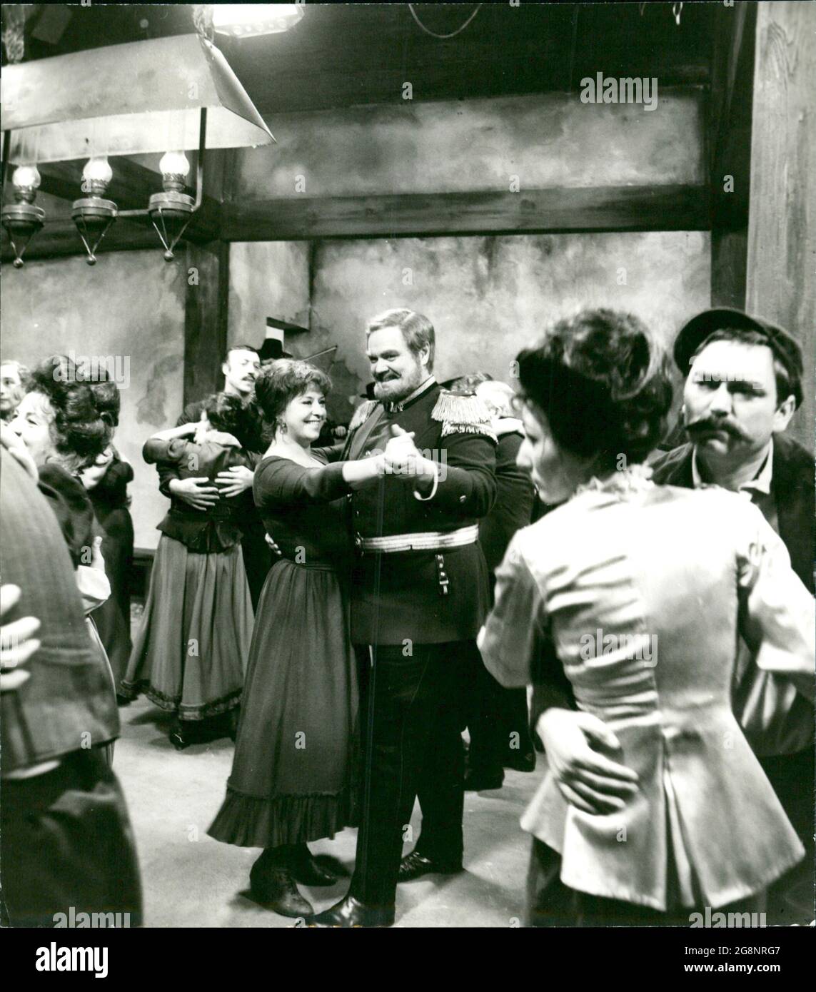 In der Schenke tanzt Marie mit dem Tambourmajor. Beide werden ...