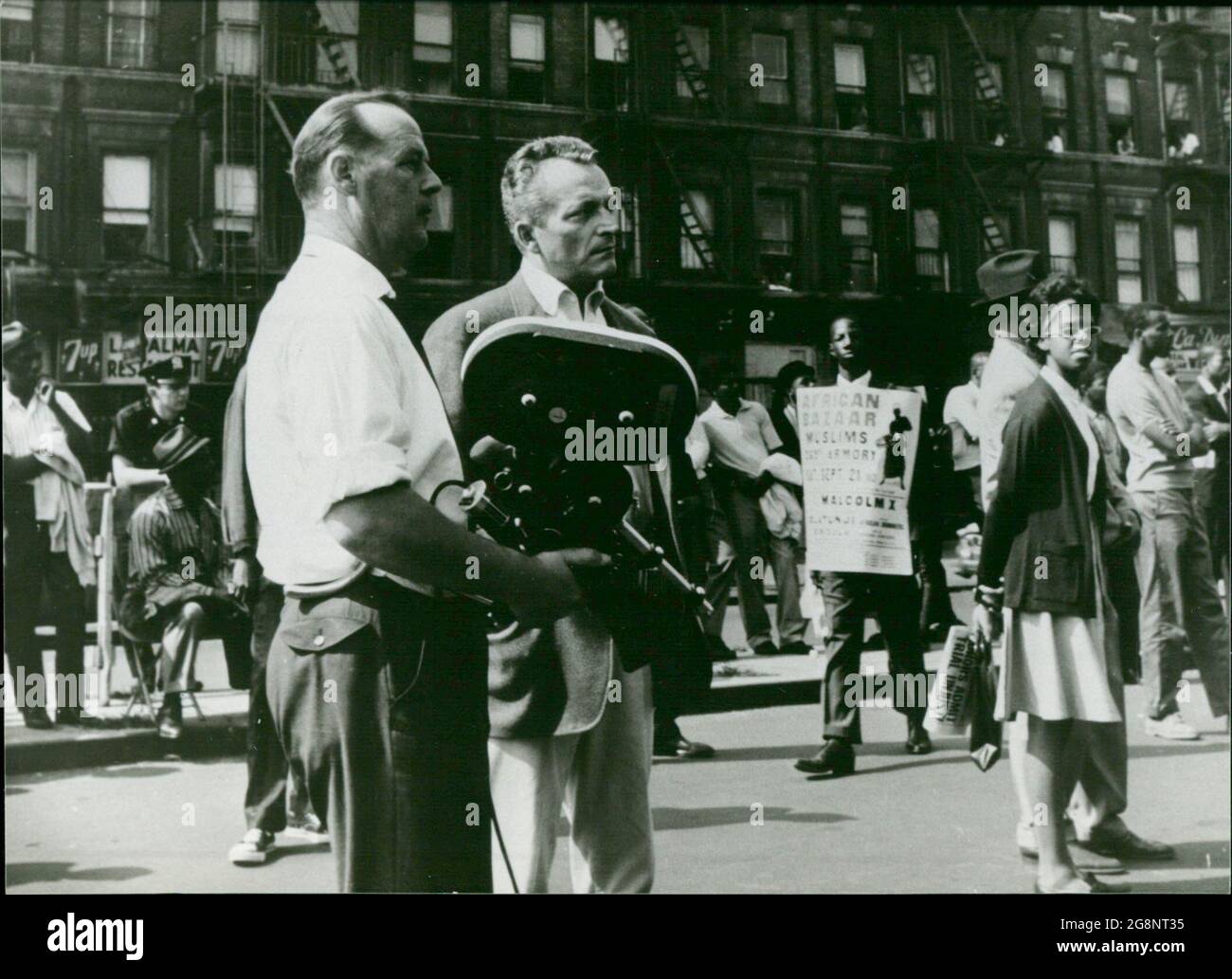 Auf den Strassen von New York, eine Szene in Harlem, New York 1963. Das ...