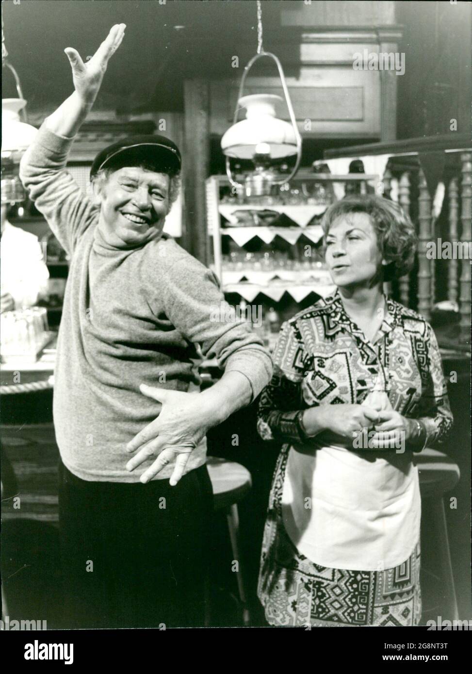 Nach all den Aufregungen kann die Wirtin (Hilde Sicks) wieder lachen ...