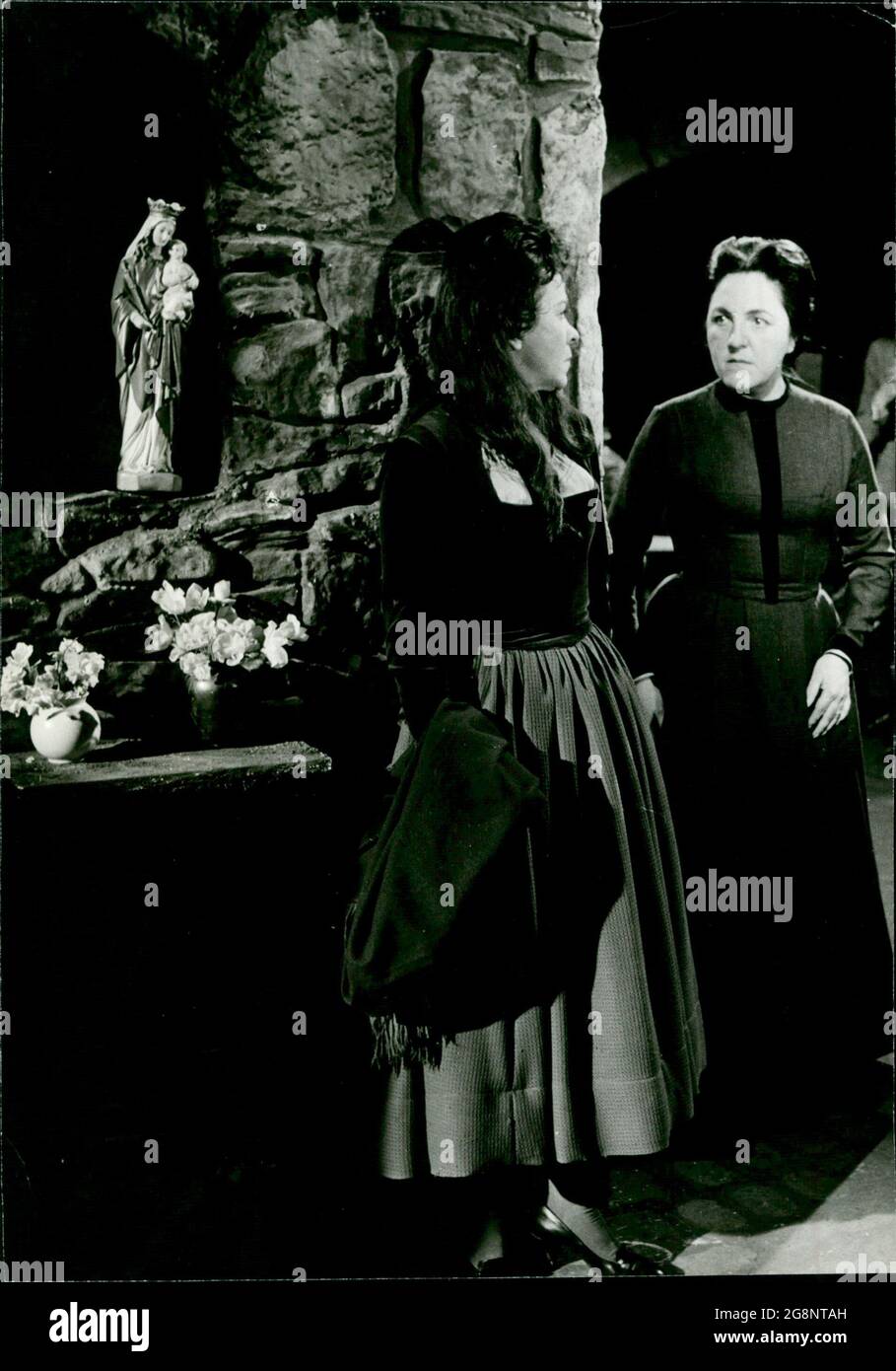 Die verzweifelte Santuzza (Maria Kouba) gesteht der Mutter ihres Gatten ...