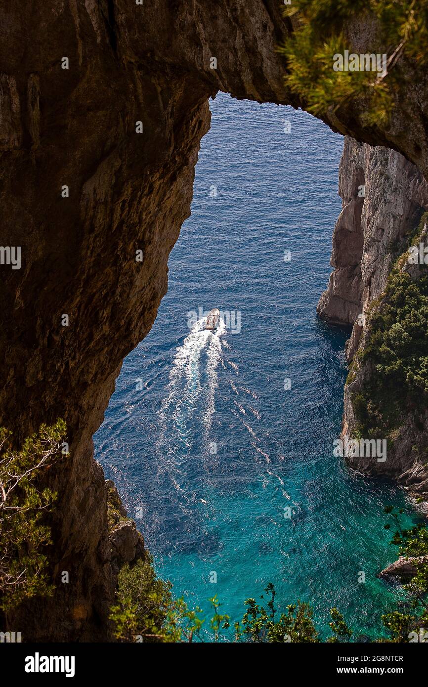 Capri Arco naturale e Pizzolungo, natural arch, Capri island, Campania ...