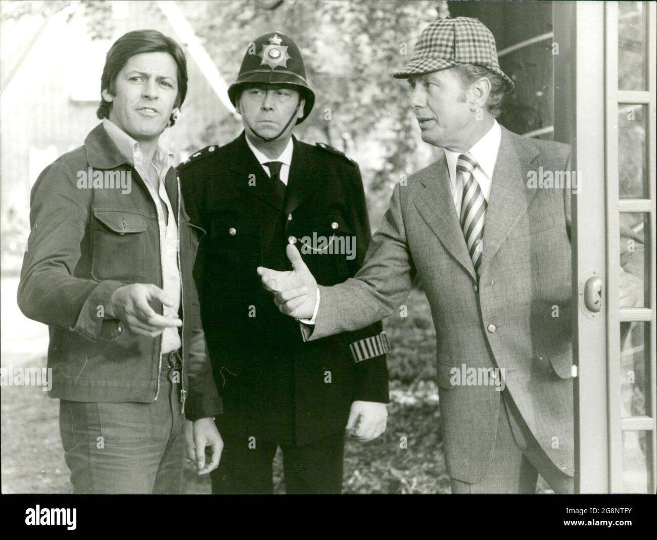 Bobby (Martin Jente) empfängt wie immer Peter (Roger Herbst, l.) und ...