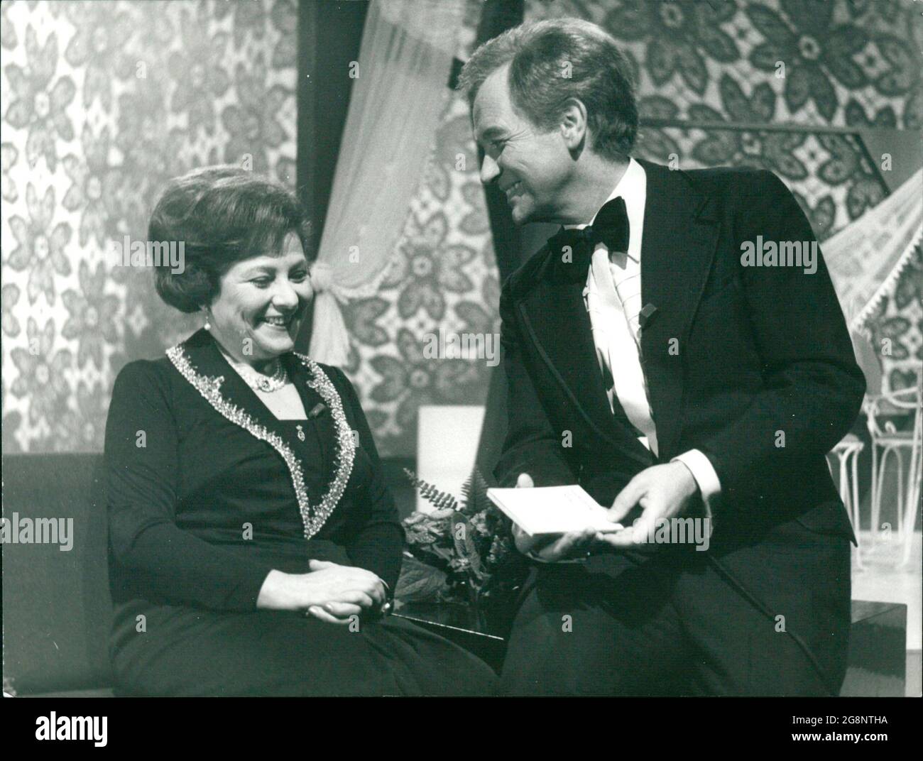 Einzi Stolz erzählt Peter Minich, der als "blauer Faden" durch die ...