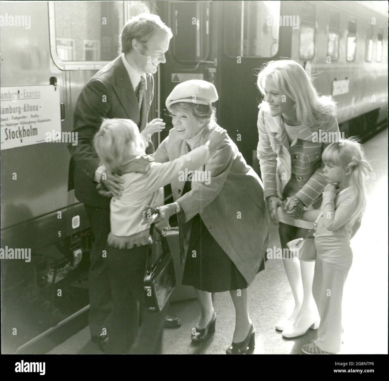 Episode: Reise nach Stockholm Freudig wird Erika Seipold (Inge Meysel ...