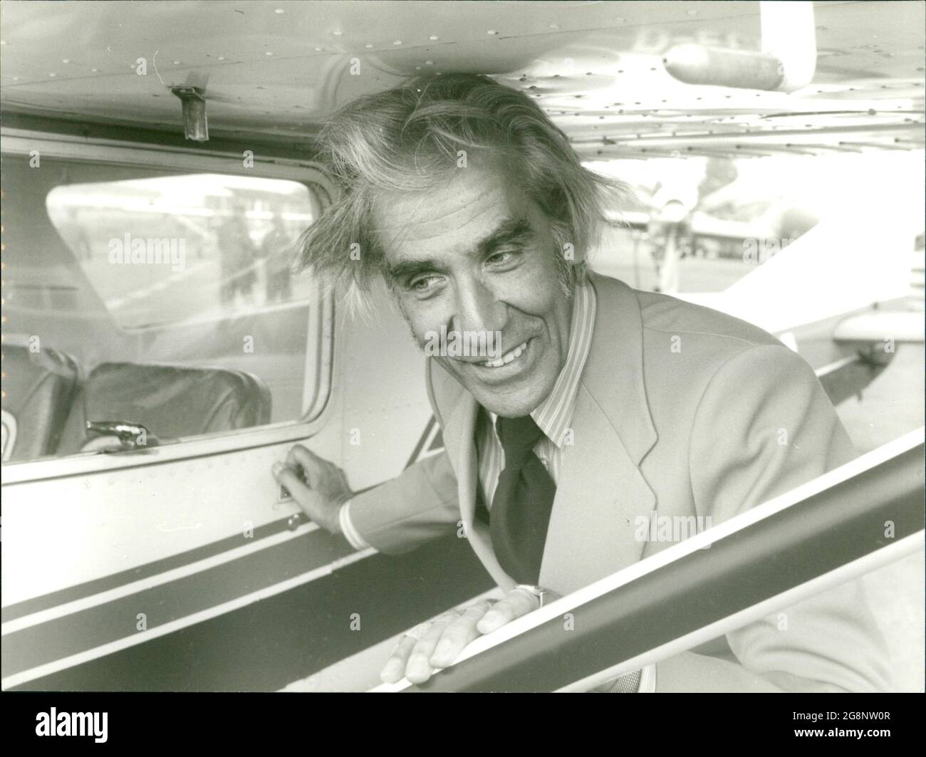 Herr Vollmer (Lukas Ammann) hat"s geschafft. Mit seinem Flugzeug hat er ...