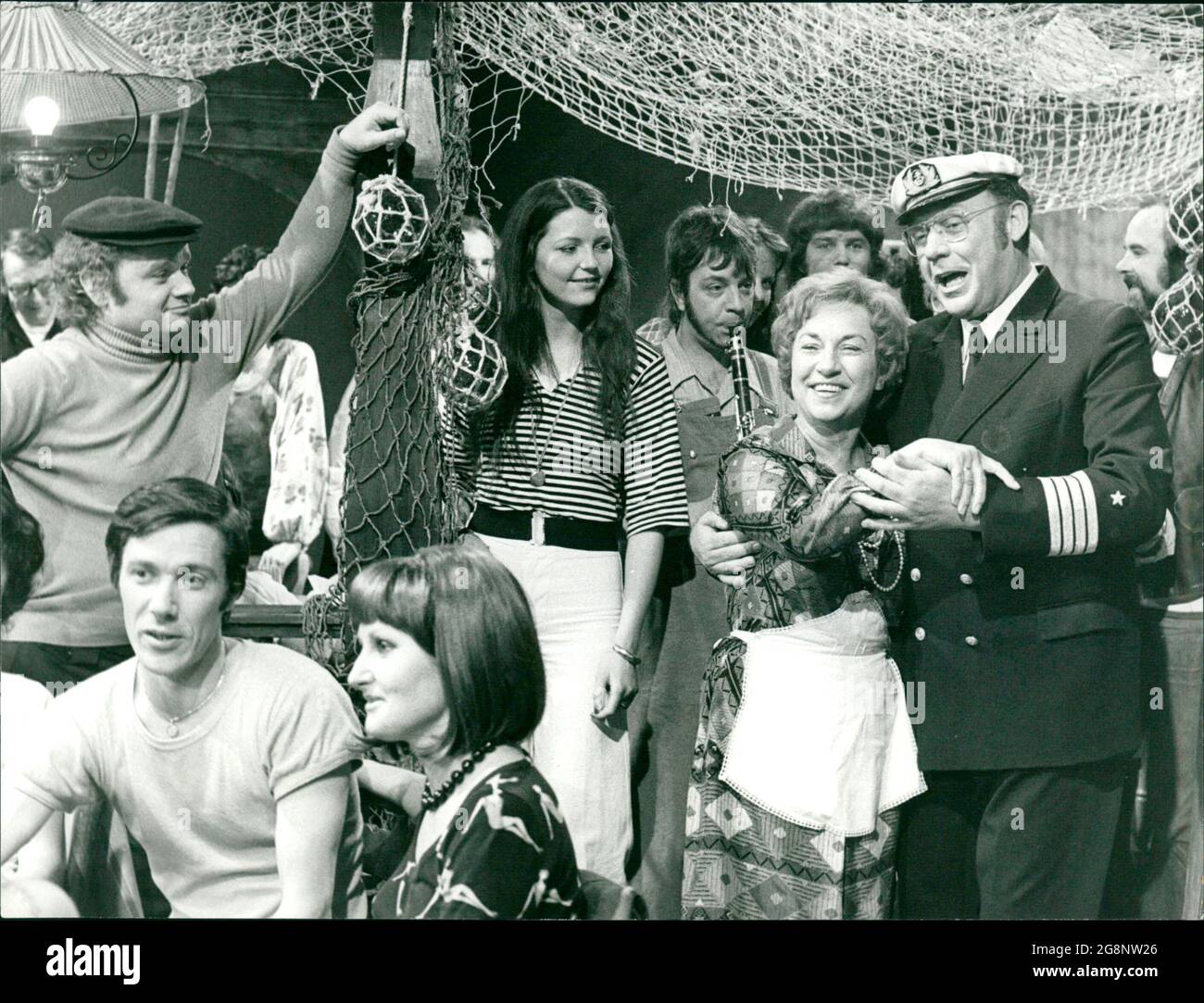 Der Kapitän (Ralf Bendix) wird die Gäste der "Haifischbar" mit ...