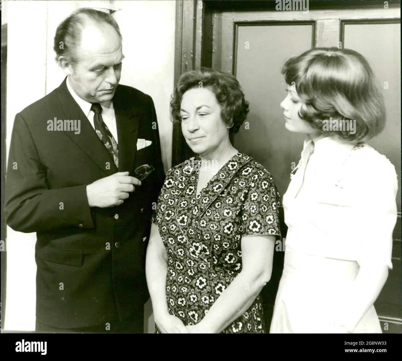 Herr Seefeld hat bei der Putzfrau Hanne sein ausgerissenes Töchterlein ...