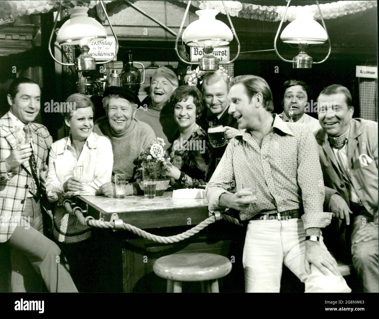 Unter reger Anteilnahme der Stammgäste feiern die Wirtsleute ein ...