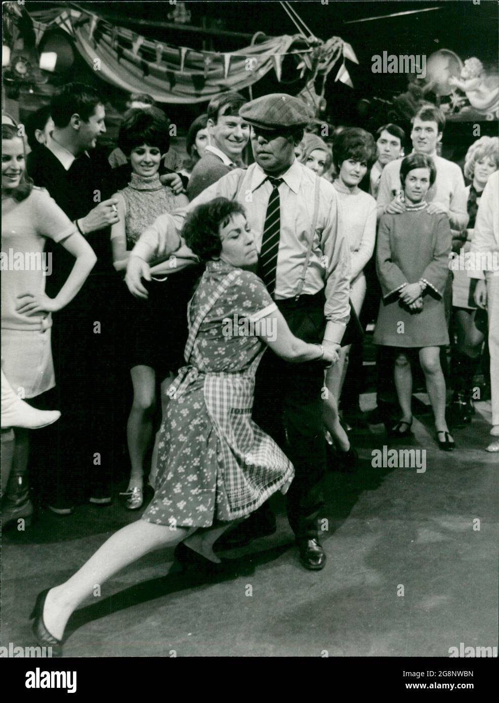 Foto einer Szene der deutschen Fernsehsendung "Haifischbar": Otto ...