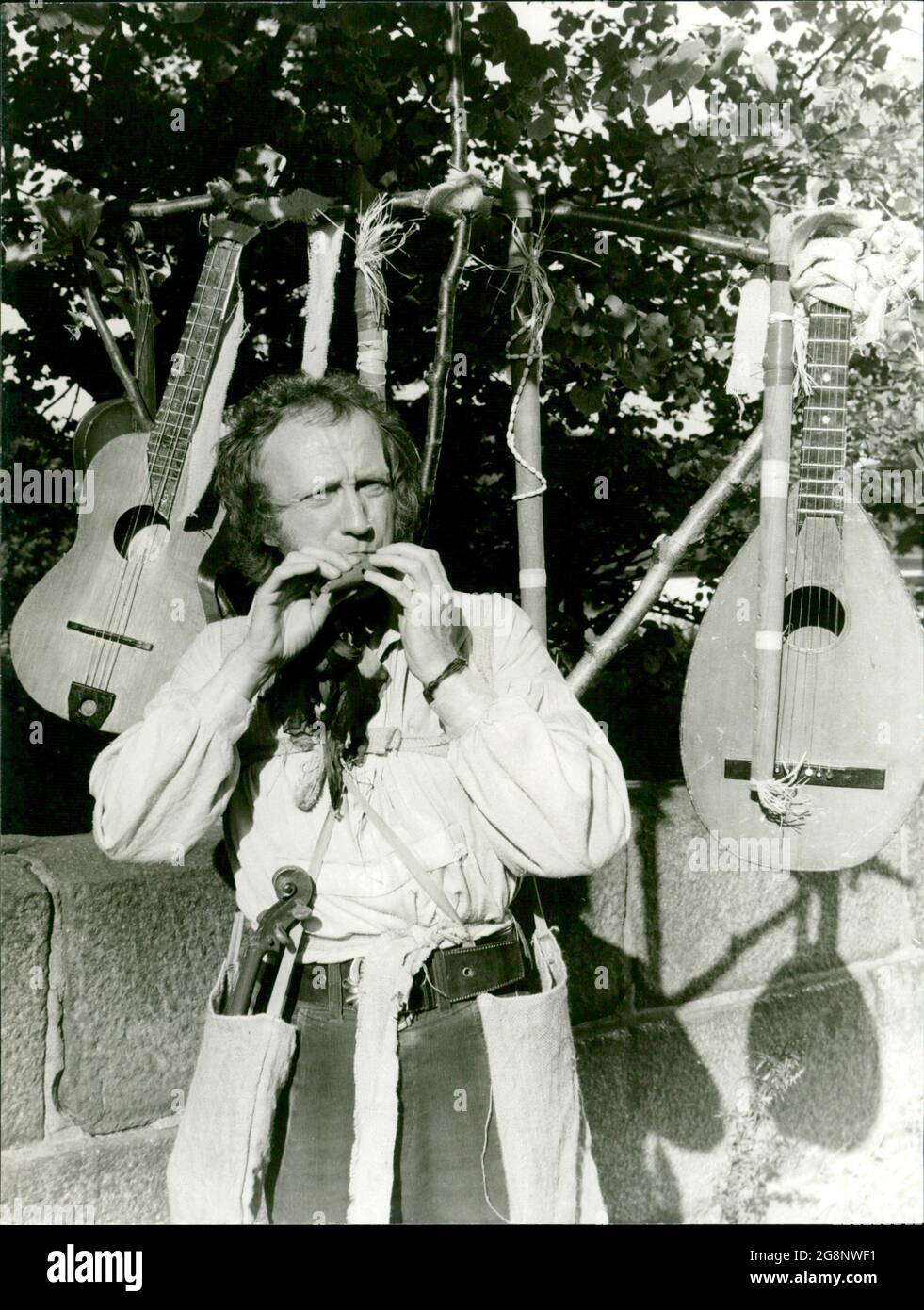 Am Rande eines Waldes taucht der Instrumentenmacher auf. Er bietet Wolf ...