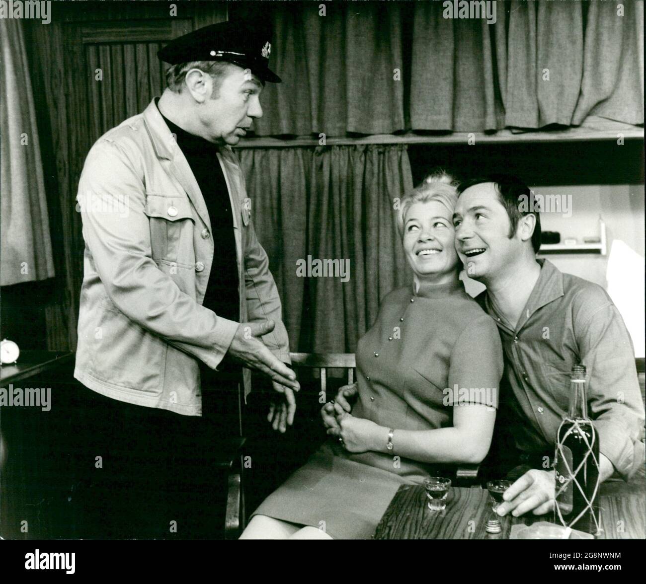 Kapitän Lürs (Karl-Heinz Kreienbaum, l.), hat sein Spiel zu weit ...